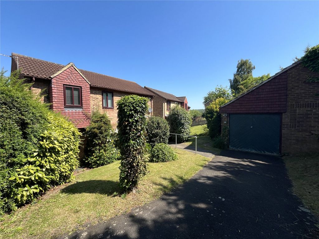4 Bed Detached House For Sale In Thrush Close Walderslade Kent Me5 £