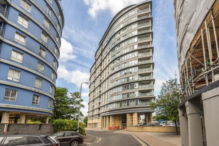 2 bed flat to rent in Station Approach, Woking GU22, £1,650 pcm - Zoopla