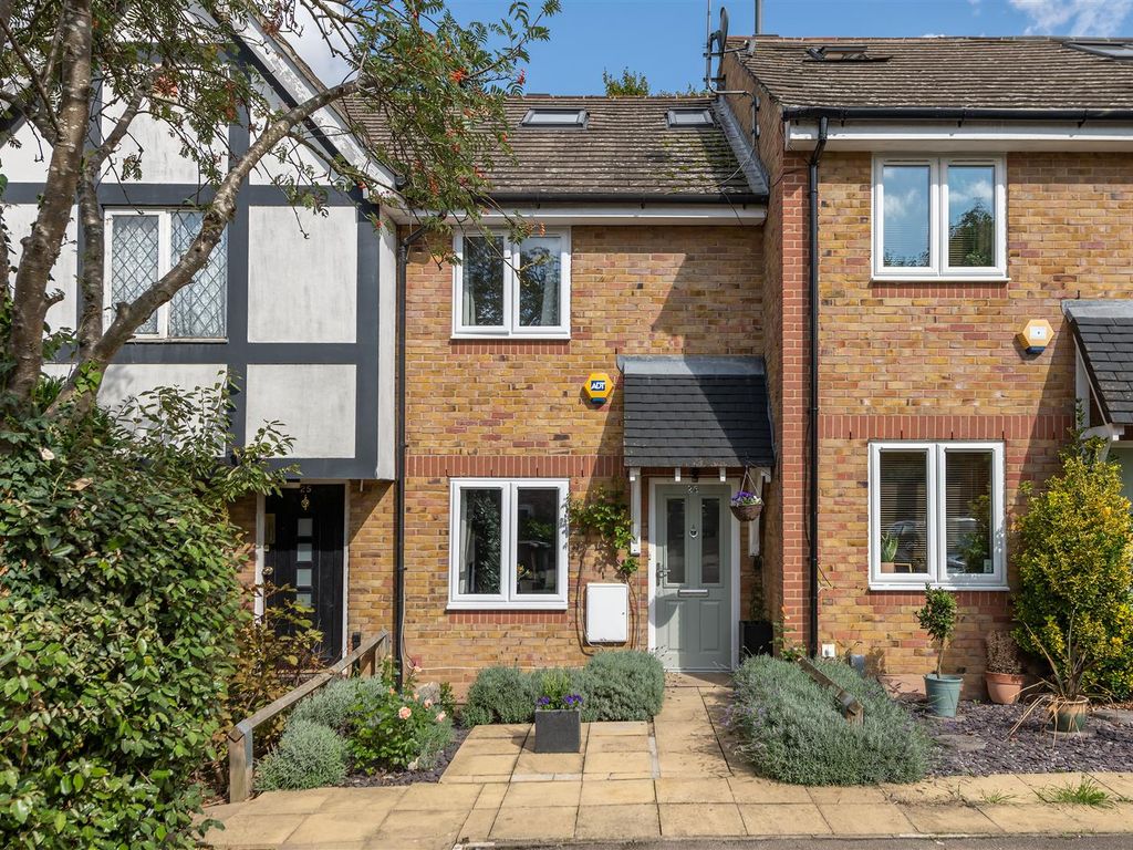 3 Bed Terraced House For Sale In Brook Meadow Close Woodford Green Ig8