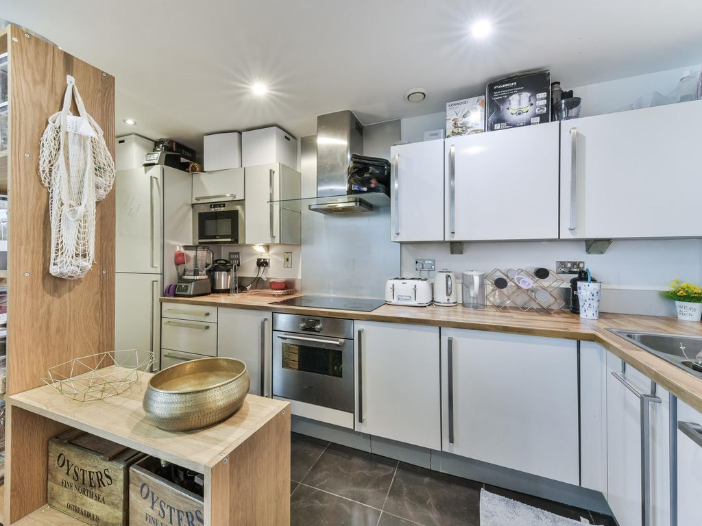 2 bed flat to rent in Elektron Tower, Canary Wharf, London E14, £2,600 ...