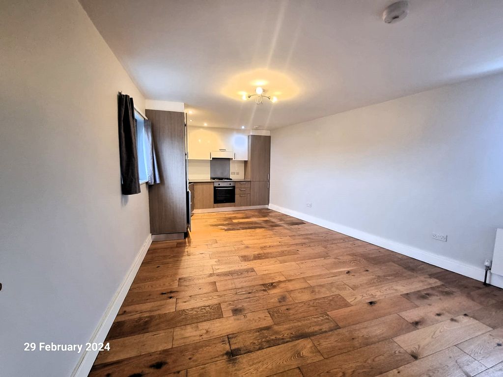 1 bed flat to rent in Station Road, London N3, £1,375 pcm - Zoopla