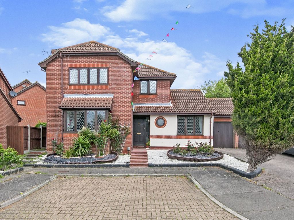 4 Bed Detached House For Sale In Thistledown Highwoods Colchester Co4