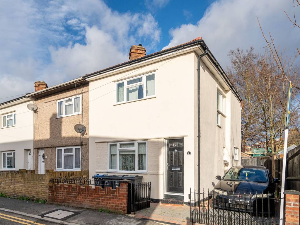 3 bed end terrace house for sale in Pear Tree Close, Mitcham CR4 - Zoopla