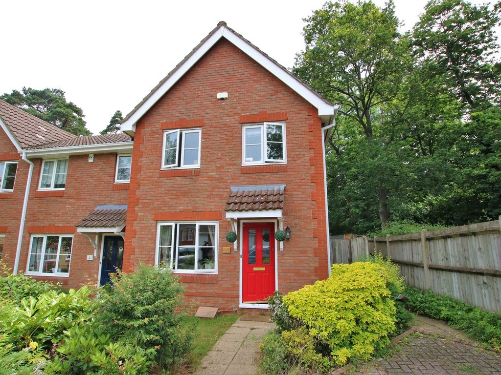 3 Bed Semi Detached House To Rent In Montague Close Wokingham Rg40