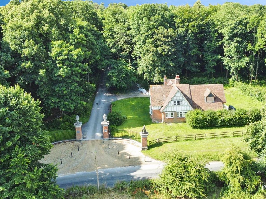 3 bed detached house to rent in Hungerford Park, Hungerford RG17, £ ...