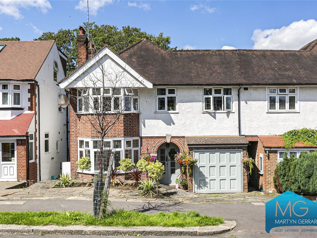 4 Bed Link Detached House For Sale In The Spinney Winchmore Hill