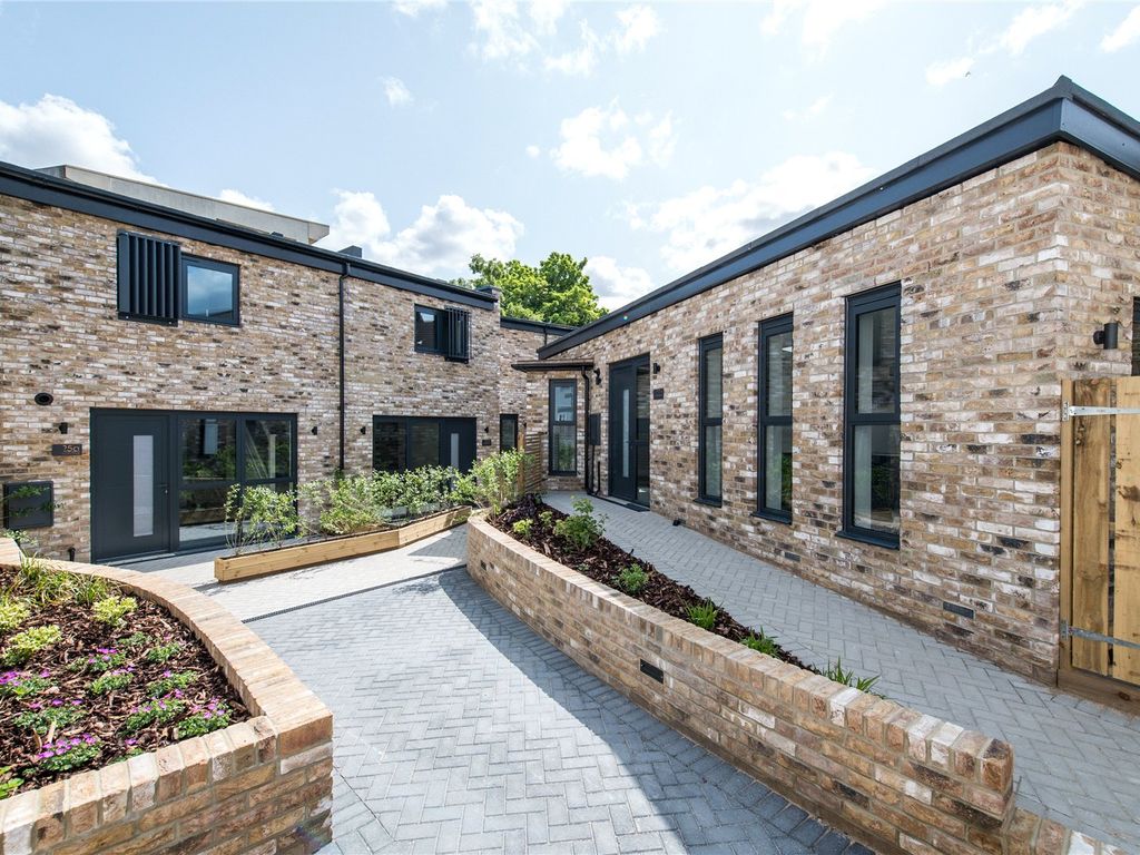 2 bed end terrace house for sale in Scrooby Street, London SE6 - Zoopla