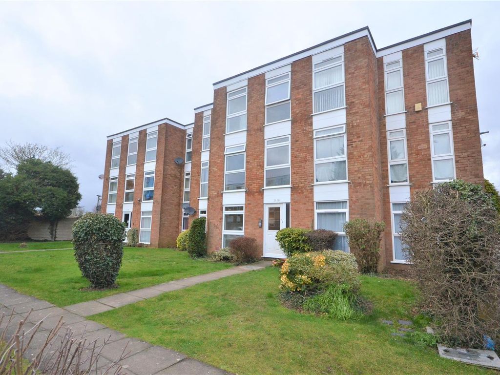 2 bed flat to rent in Elderberry Close, Luton LU2, £1,100 pcm - Zoopla