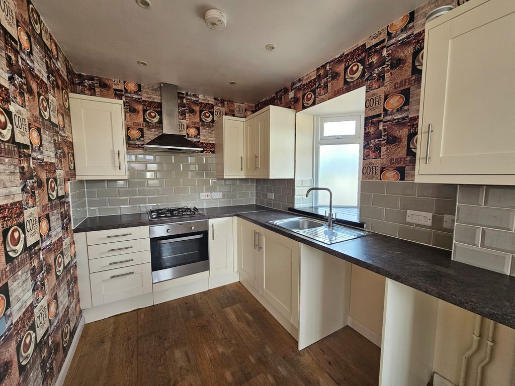 2 bed flat to rent in Warren Avenue, Shirley, Southampton SO16, £1,300 ...