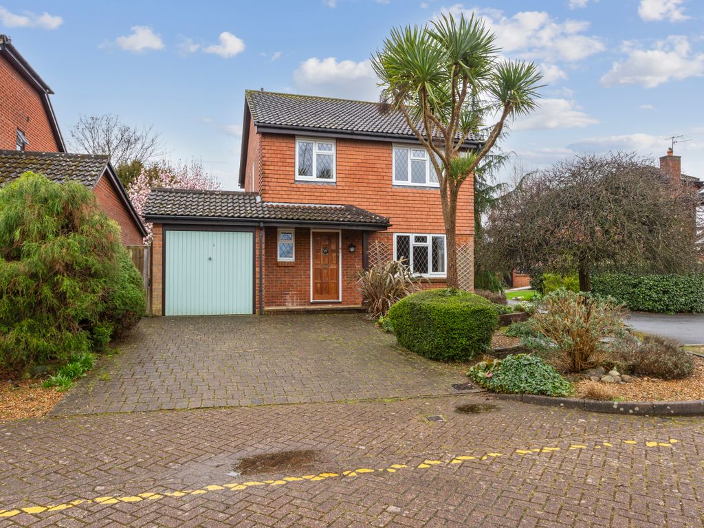 4 bed detached house for sale in Fielders Green, Guildford GU1, £ ...