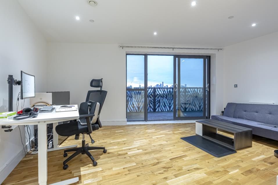 1 bed flat to rent in Cityview Point, Poplar E14, £1,900 pcm - Zoopla