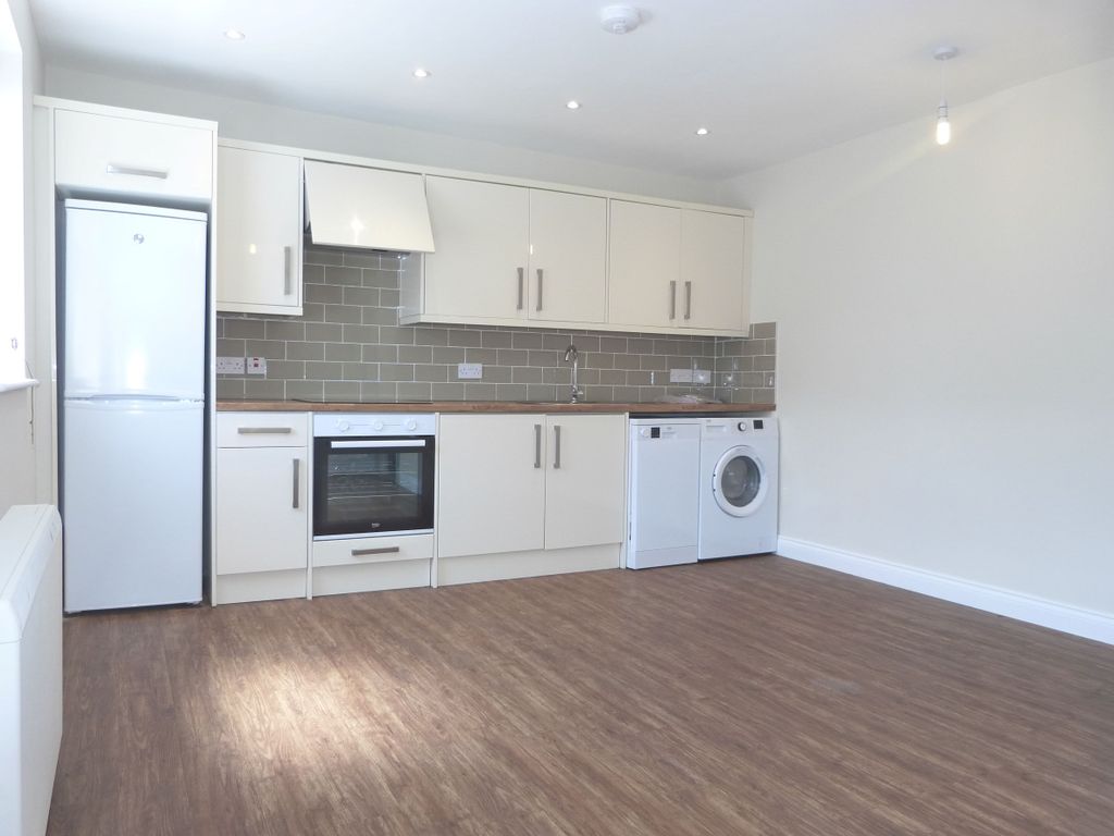 2 bed flat to rent in Tower Street, Harrogate HG1, £900 pcm - Zoopla