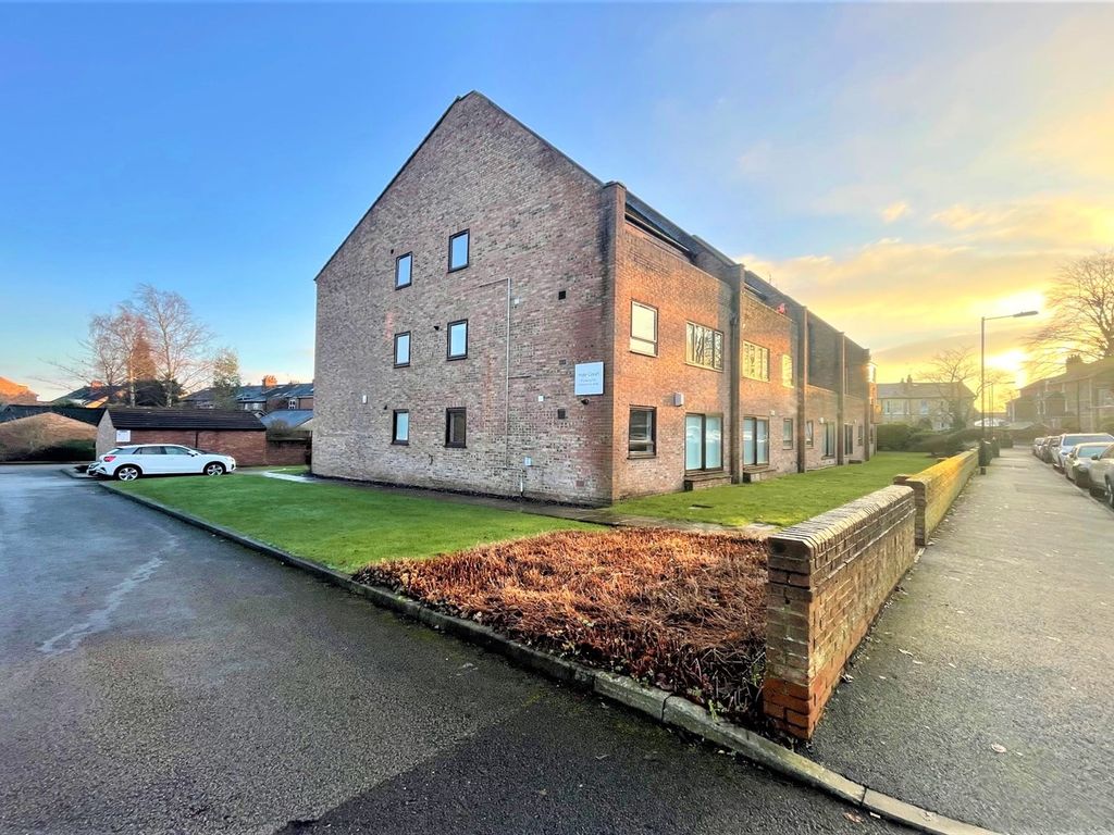 2 bed flat to rent in Willow Tree Road, Hale, Altrincham WA14, £1,200 ...