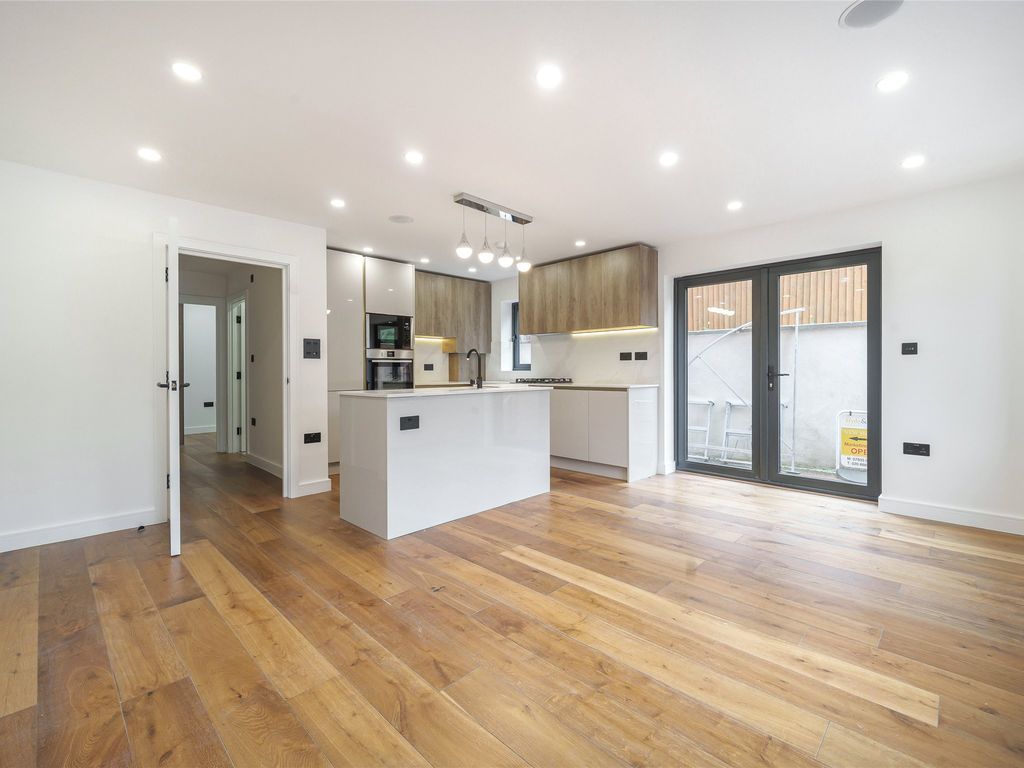 3 bed flat to rent in Riddlesdown Road, Purley CR8, £2,300 pcm - Zoopla