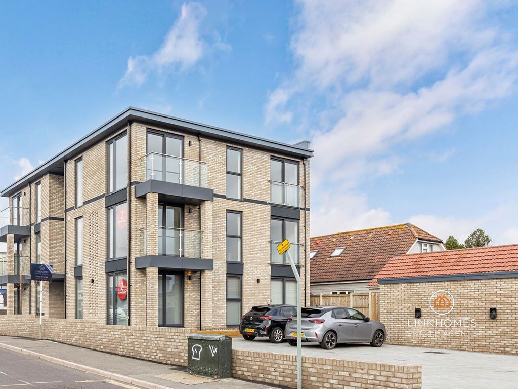 2 bed flat for sale in Ringwood Road, Poole BH12, £280,000 - Zoopla