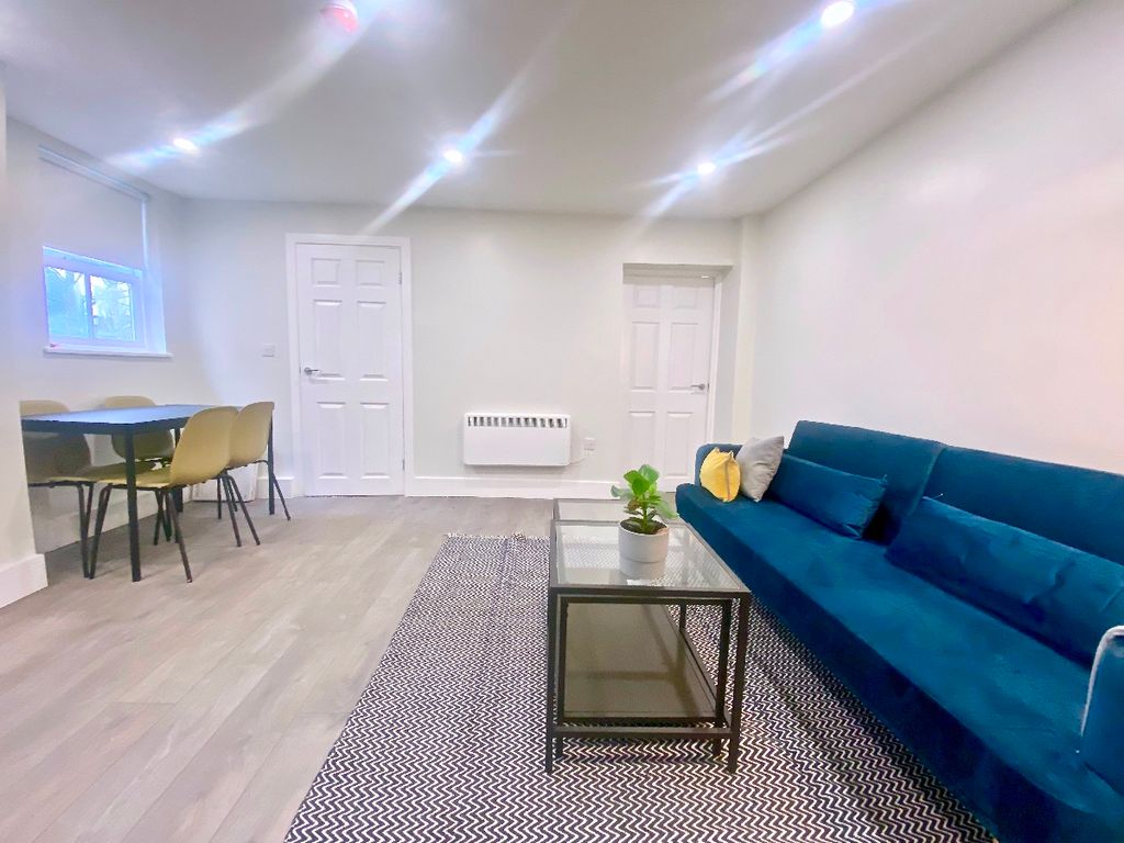 2 bed flat to rent in 1A 102 Gell Street, Sheffield S3, £1,100 pcm - Zoopla