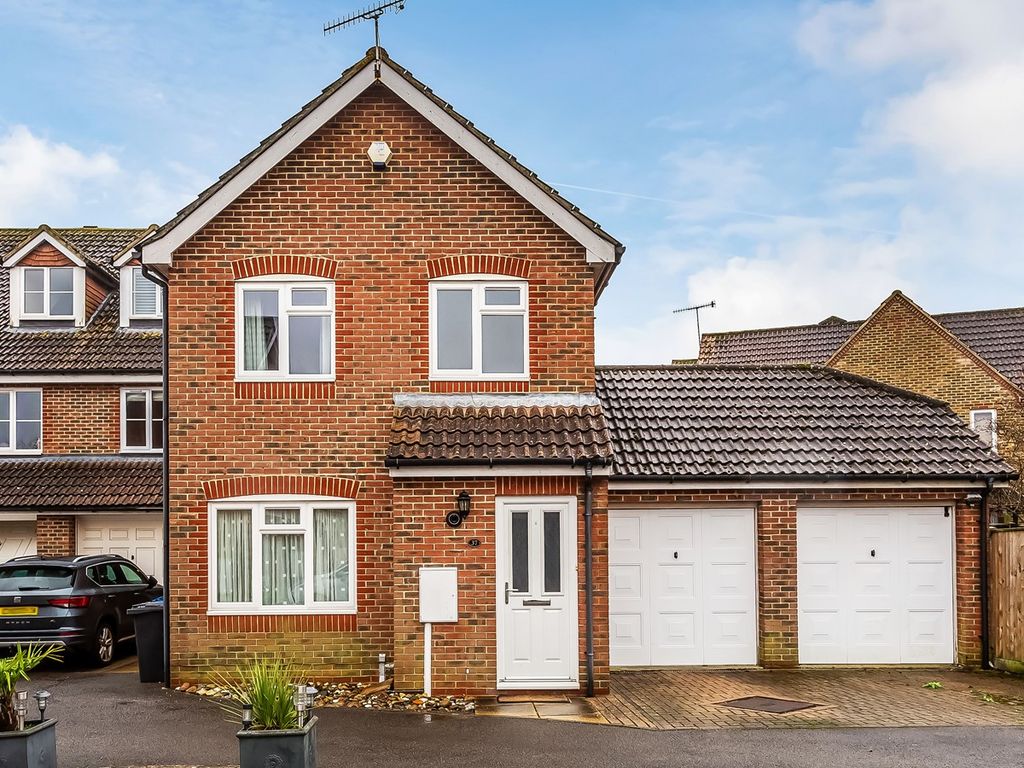 3 bed link-detached house for sale in Tanners Mead, Edenbridge TN8, £ ...