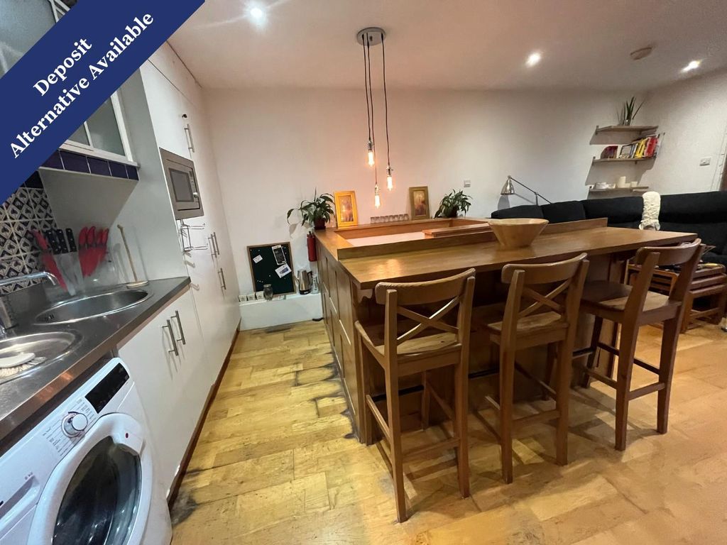 2 bed flat to rent in George Street, Manchester M1, £1,375 pcm - Zoopla