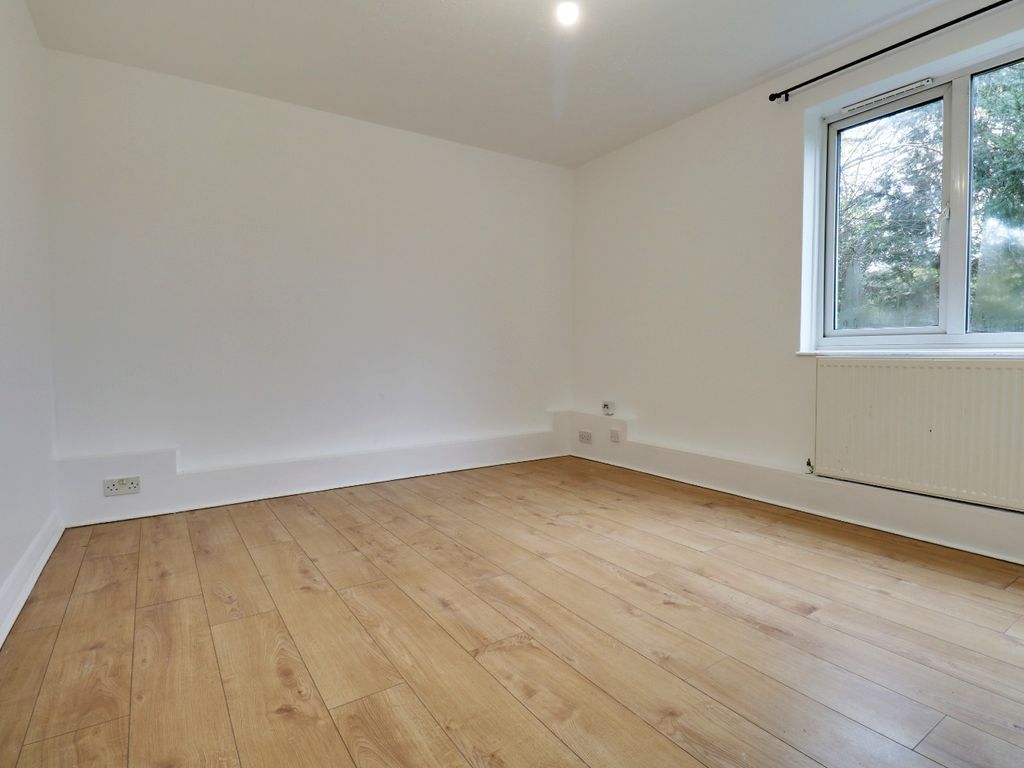 2 Bed Flat To Rent In Downs Court Road Purley Surrey Cr8 £1 450 Pcm