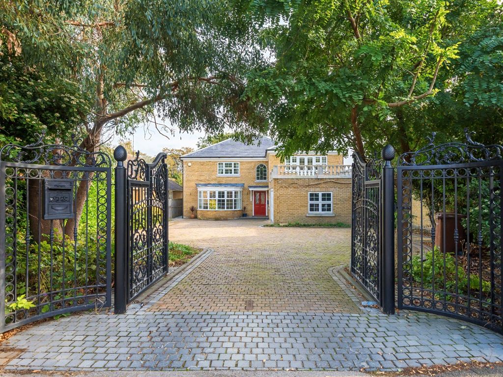 4 Bed Detached House For Sale In Edwin Road Rainham Gillingham Me8 £