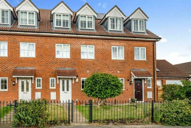 3 bed town house to rent in Reeves Road, Devizes SN10, £1,400 pcm - Zoopla