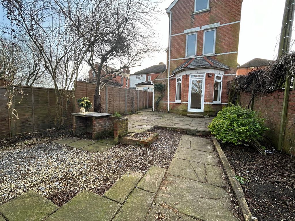 4 Bed Detached House To Rent In Cargate Hill Aldershot Gu11 £1 800