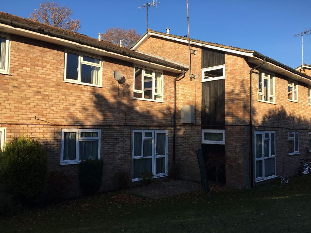 2 bed maisonette to rent in Bramble Close, Copthorne, Crawley RH10 - Zoopla