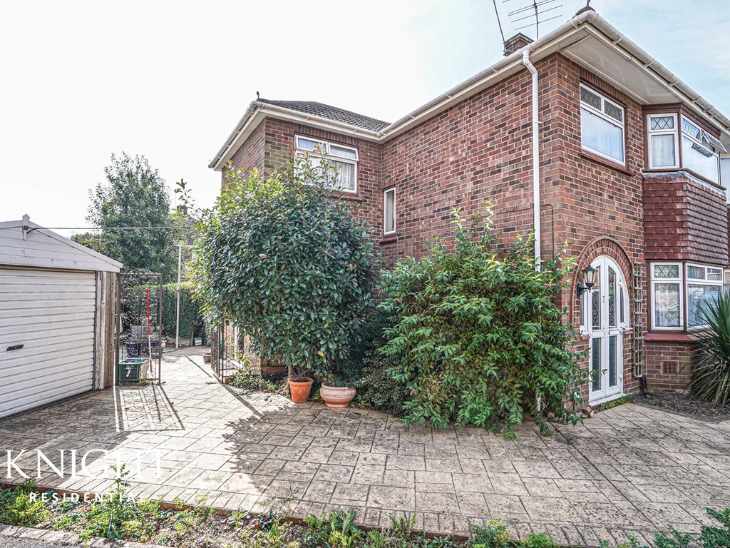 4 Bed Semi Detached House For Sale In Rowallan Close Colchester Co3 £