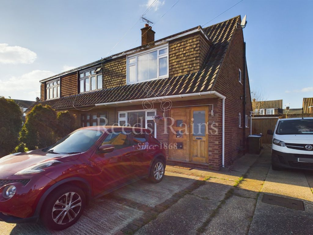 3 Bed Semi Detached House For Sale In Beult Road Crayford Dartford