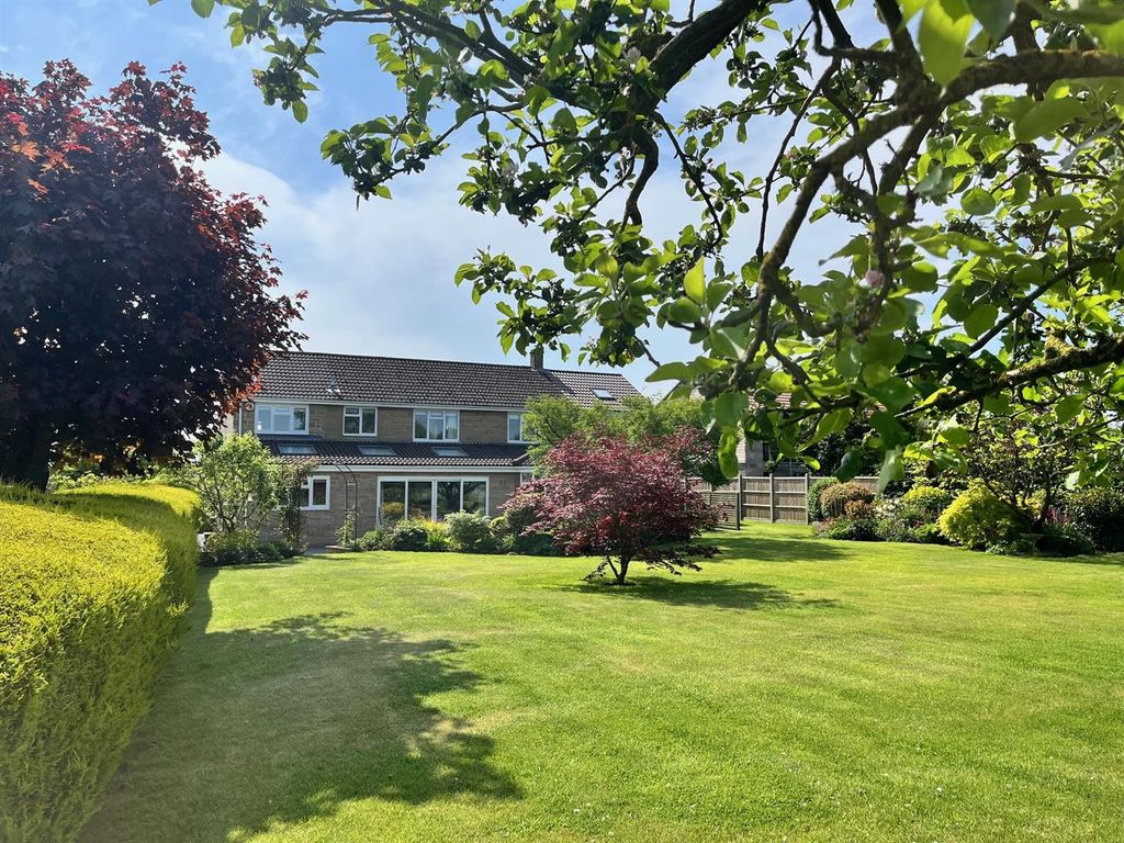 5 bed property for sale in Back Street, Ash, Martock, Somerset. TA12, £ ...