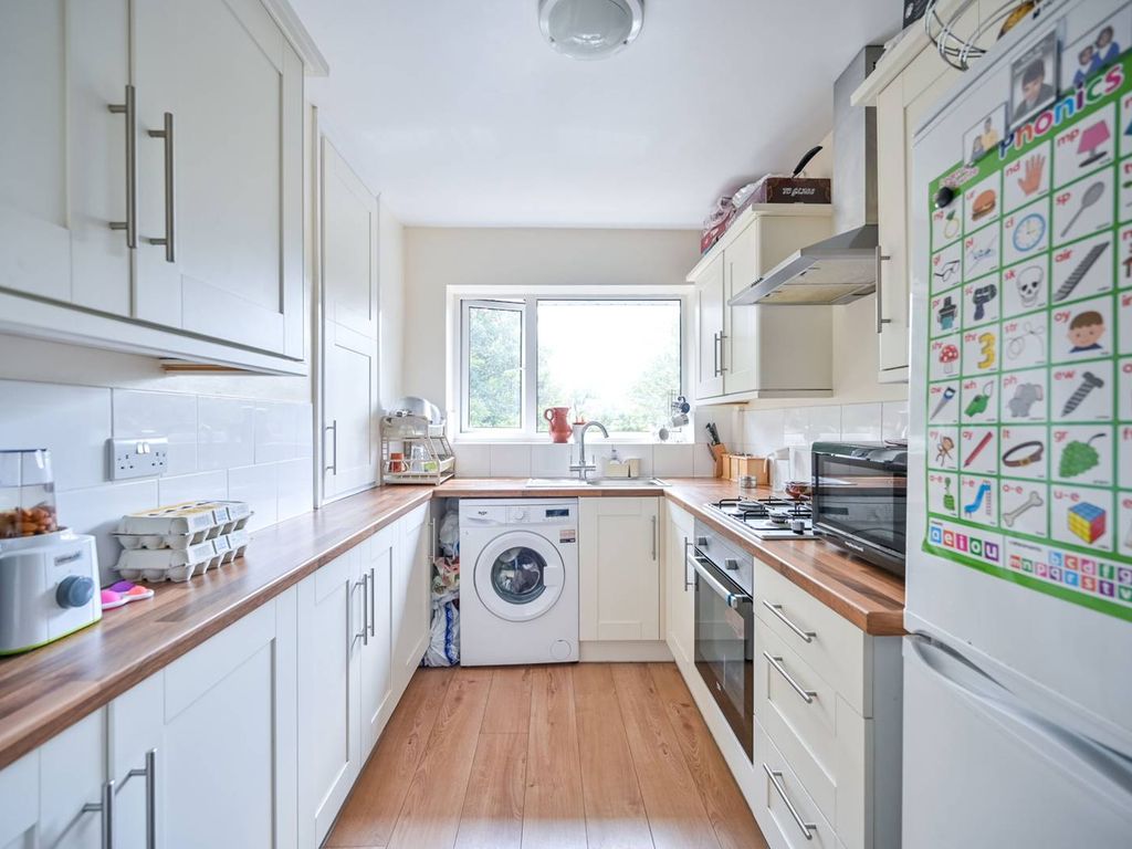 2 bed maisonette for sale in Adelphi Gardens, Slough SL1, £250,000 - Zoopla