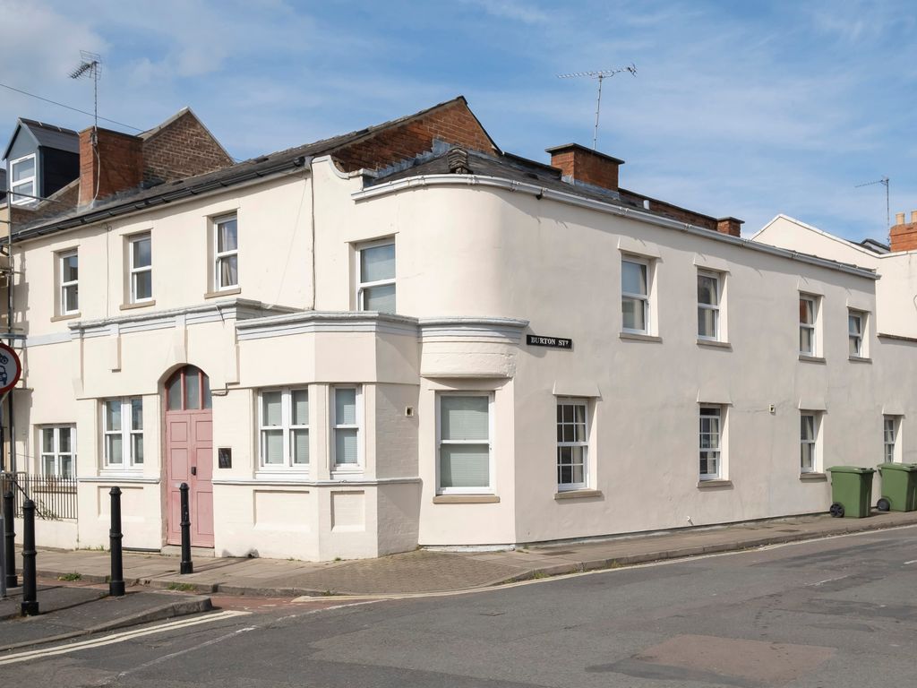 Studio to rent in New Street, Cheltenham GL50, £700 pcm - Zoopla