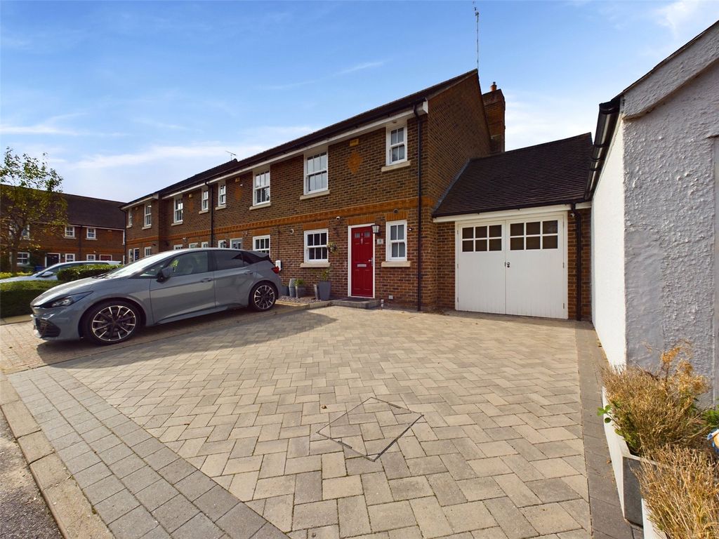 3 Bed End Terrace House For Sale In Charlotte Mews Farnborough
