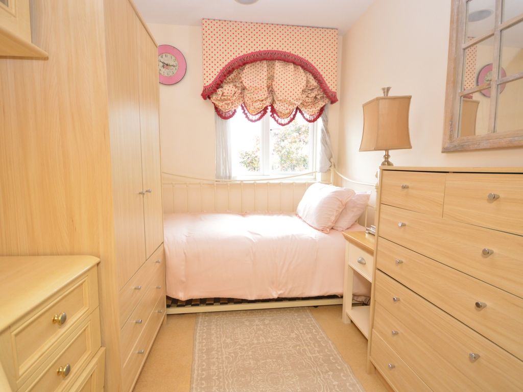 Room to rent in Pavilion Square, London SW17 - Zoopla