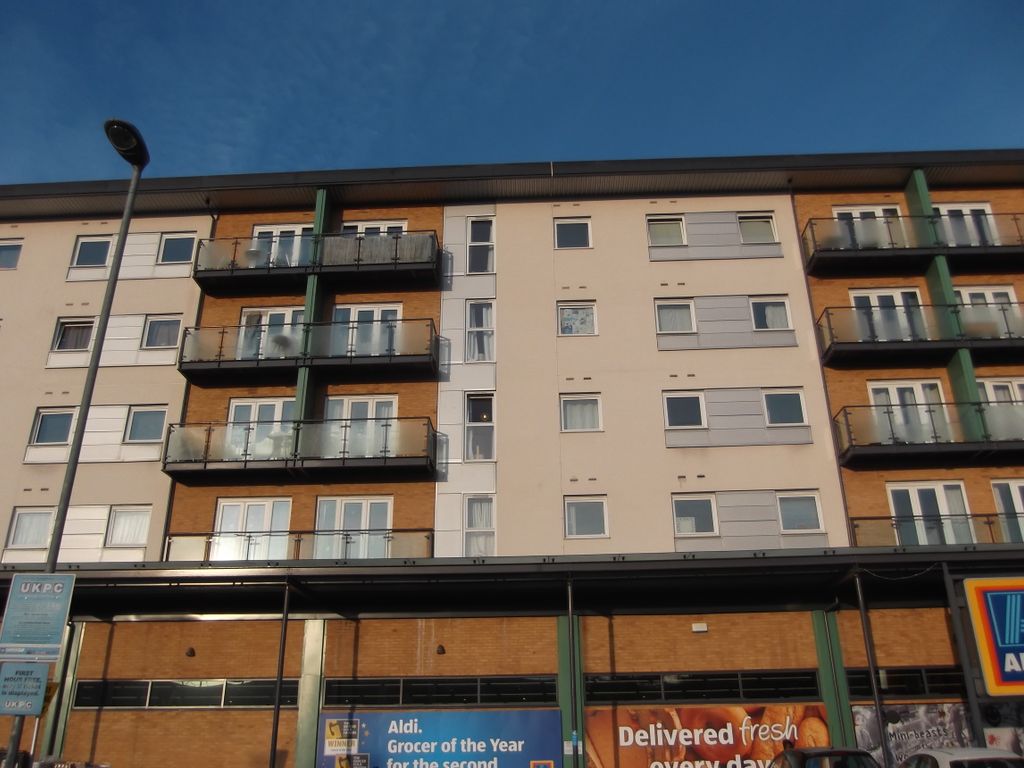 2 bed flat to rent in Parkhouse Court, Hatfield AL10, £1,550 pcm - Zoopla