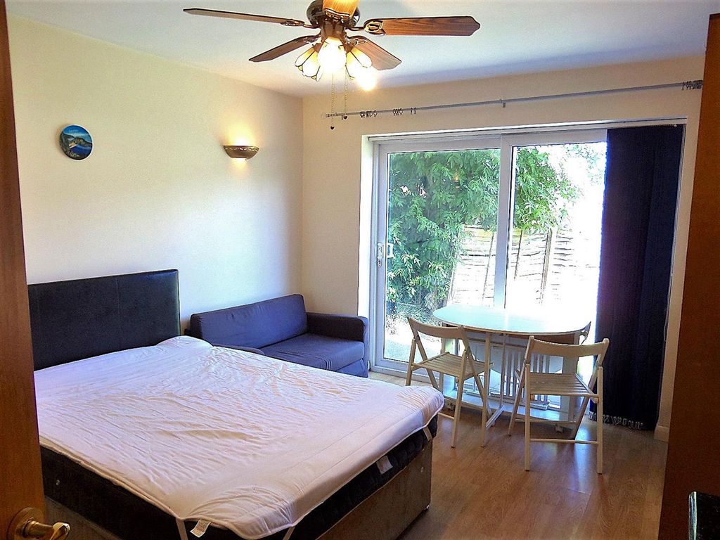 Studio to rent in Botwell Common Road, Hayes UB3, £850 pcm - Zoopla