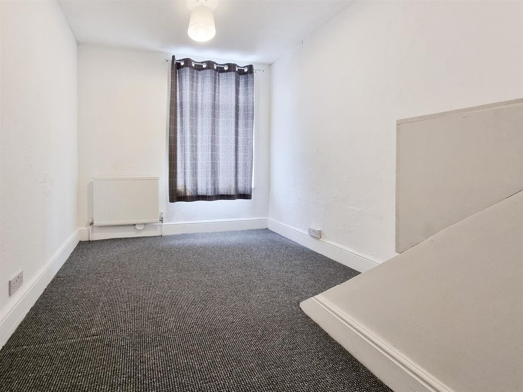 Room to rent in Forge Lane, Gillingham ME7, £600 pcm - Zoopla