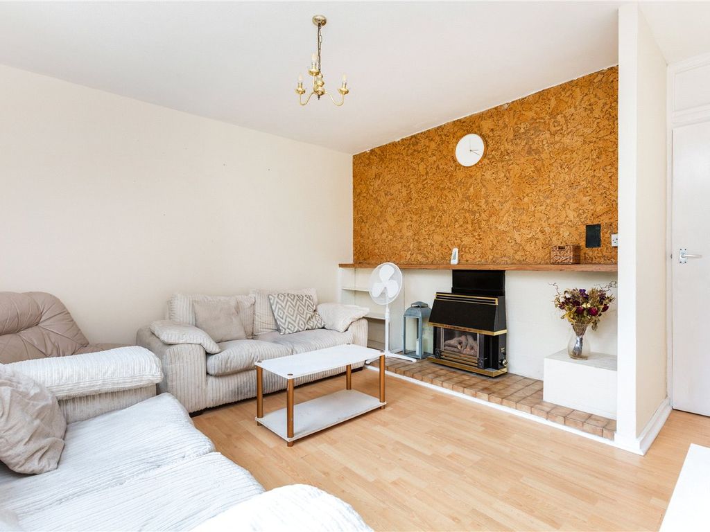 3 bed flat to rent in Winterfold Close, London SW19, £2,250 pcm - Zoopla