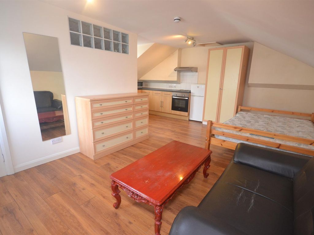 Studio to rent in Oxford Road, Reading, Berkshire RG1, £750 pcm - Zoopla