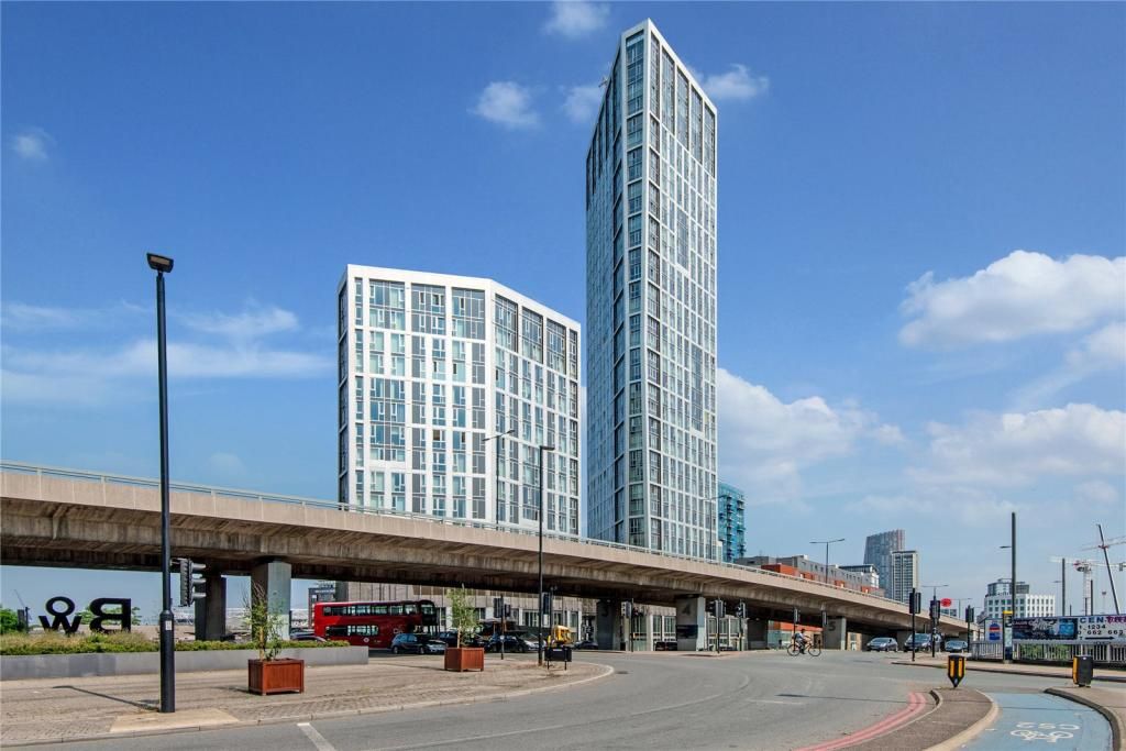 2 bed flat to rent in High Street, London E15 - Zoopla