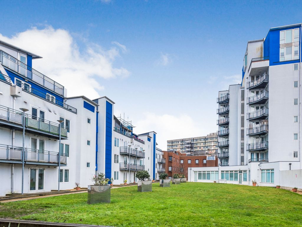 1 bed flat for sale in The Plazza, Swindon SN1, £90,000 - Zoopla
