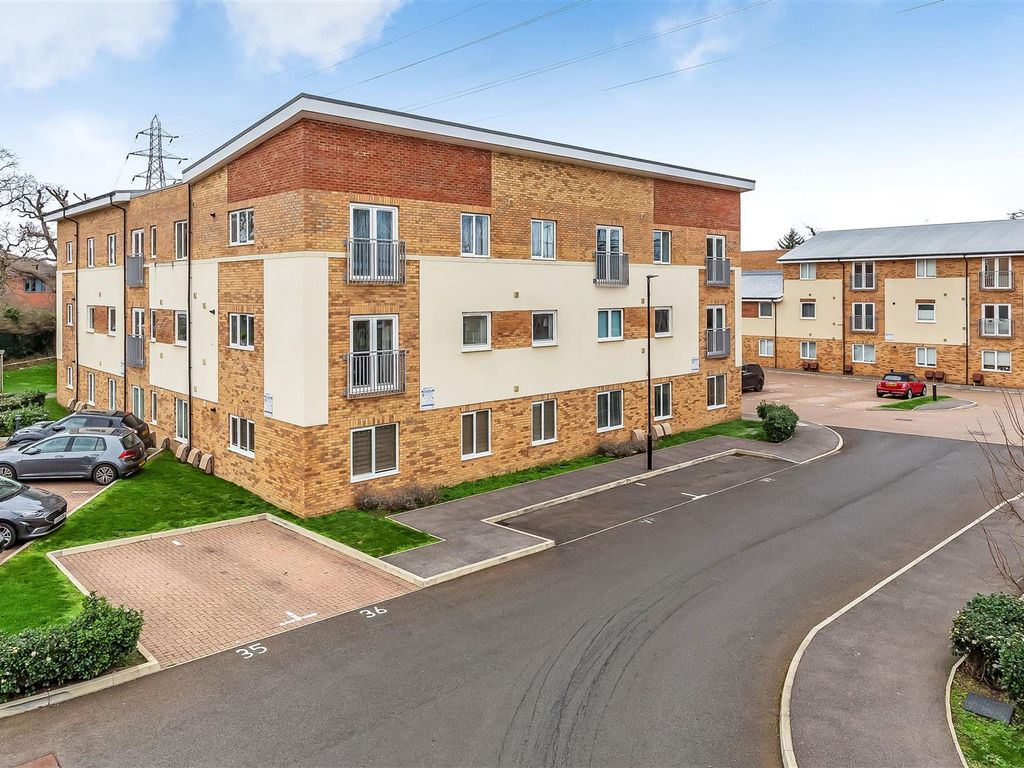2 bed flat for sale in Thornton Close, Leatherhead KT22, £299,950 - Zoopla