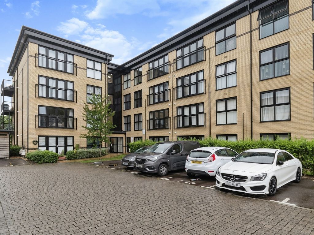 2 bed flat for sale in Giles Crescent, Stevenage SG1, £91,000 - Zoopla