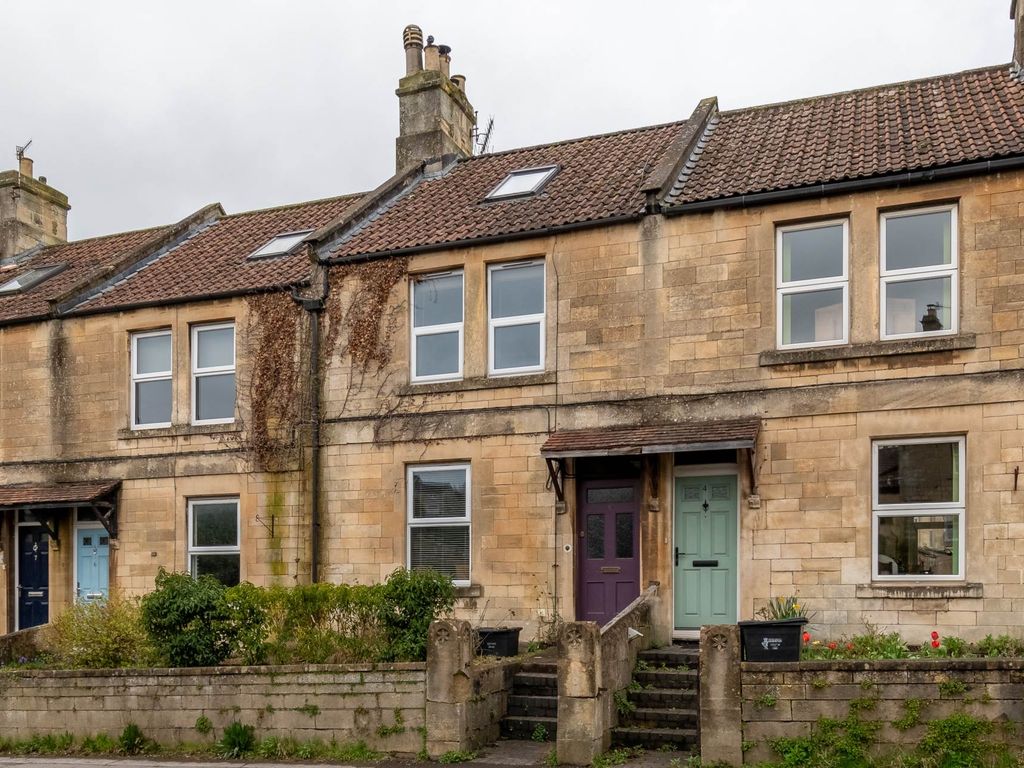 3 bed flat to rent in High Street, Box SN13, £1,800 pcm - Zoopla