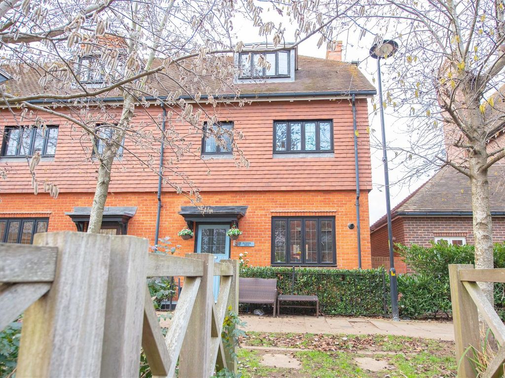 5 bed end terrace house for sale in Clickers Drive, Northampton NN5 ...