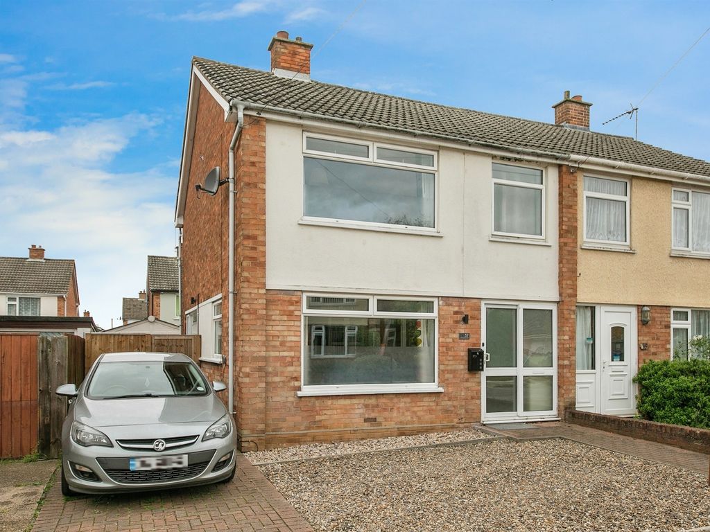 3 Bed Semi Detached House For Sale In Meadowvale Close Ipswich Ip4 £