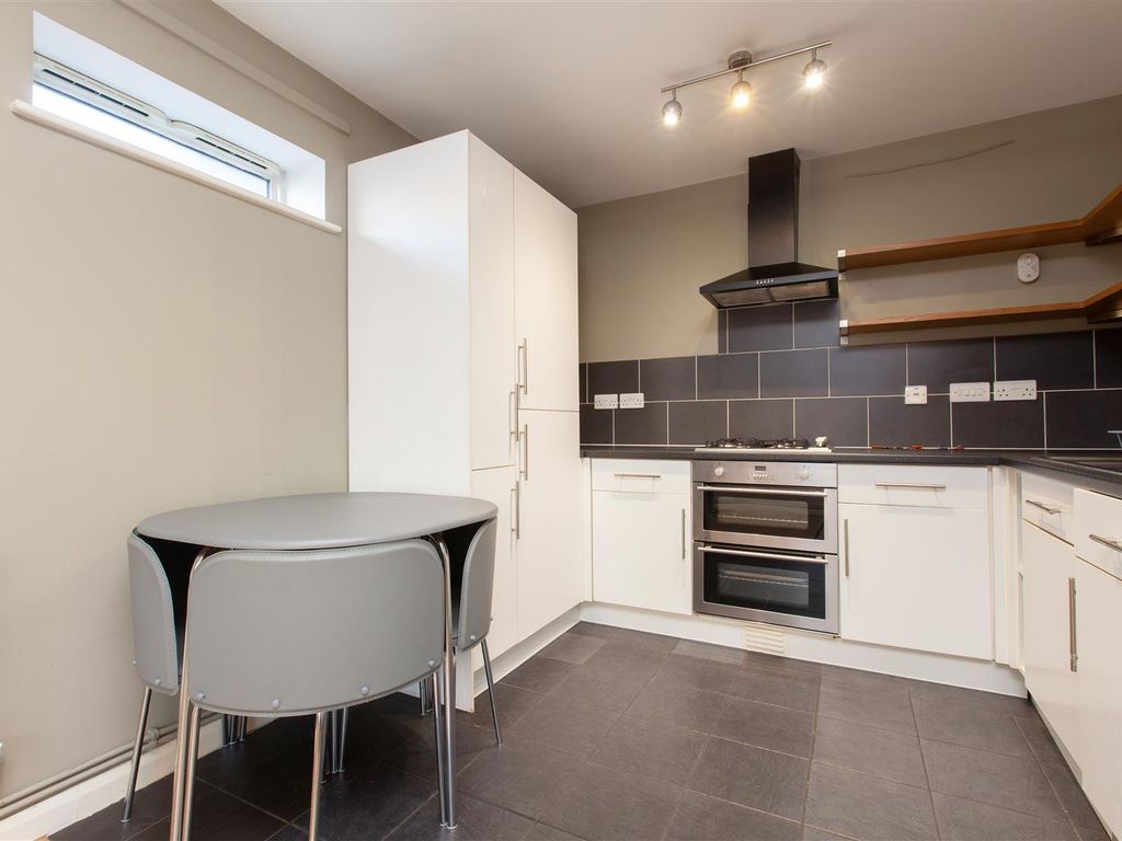 2 bed flat to rent in Matthias Road, Stoke Newington N16, £1,800 pcm ...