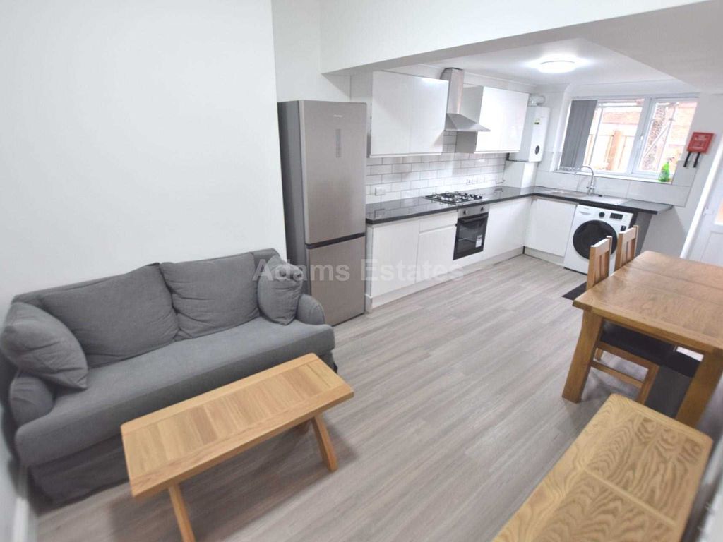 2 bed flat to rent in Flat 1, Addington Road, Reading RG1, £1,600 pcm ...