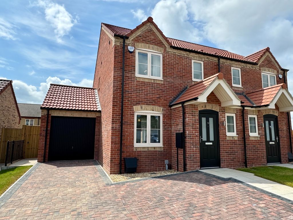 3 Bed Semi Detached House For Sale In Flavian Road Lincoln Ln2 £