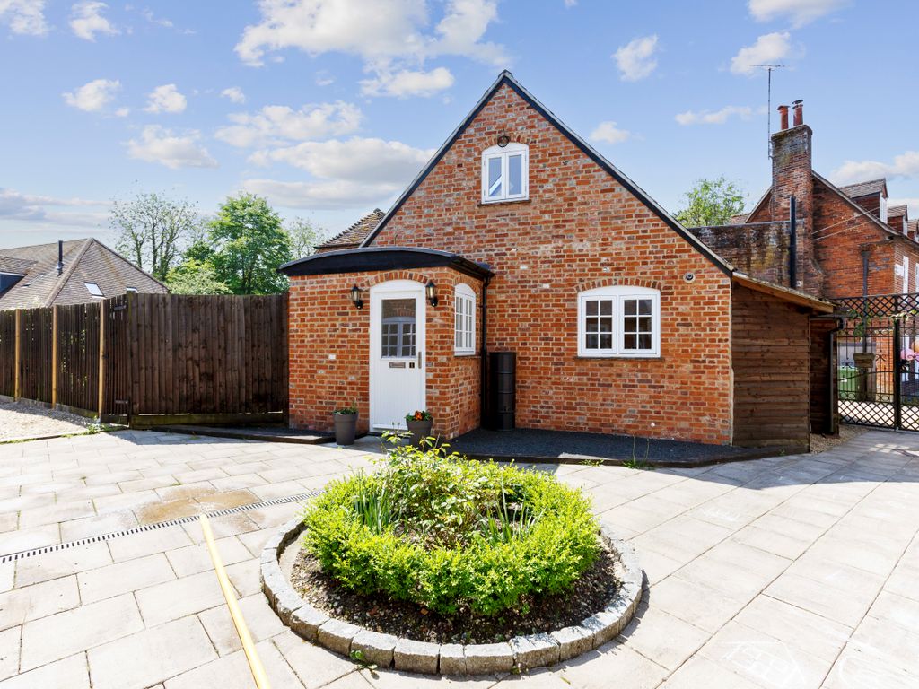 1 bed town house for sale in Lamb Close, Hungerford RG17, £260,000 - Zoopla